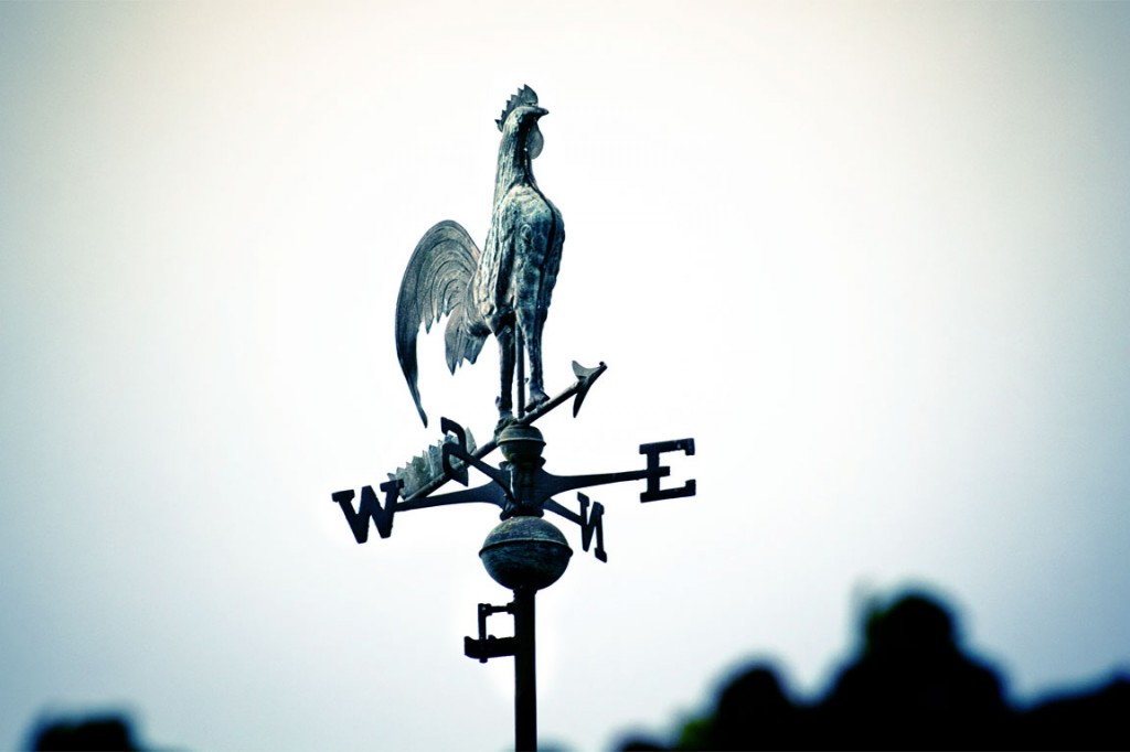 Perché la tradizionale banderuola del vento è a forma di gallo?