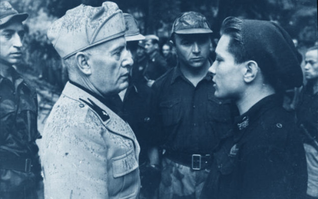 Mussolini incontra un giovane milite della Repubblica Sociale Italiana
