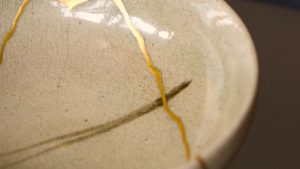 Kintsugi, arte giapponese che ripara ferite con l'oro: una metafora di vita.