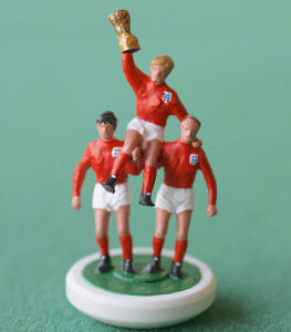 Subbuteo, giocatori inglesi con la coppa FIFA