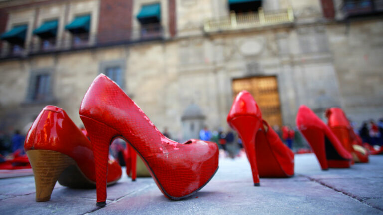 Scarpe rosse: perché sono il simbolo della Giornata contro la Violenza ...